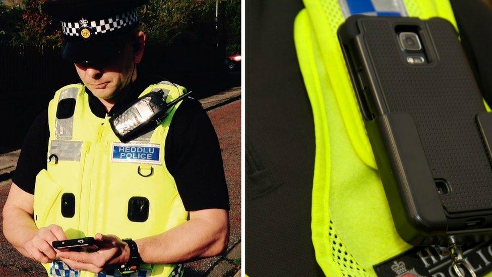 Two police forces ditch pocket books for mobile app - BBC News