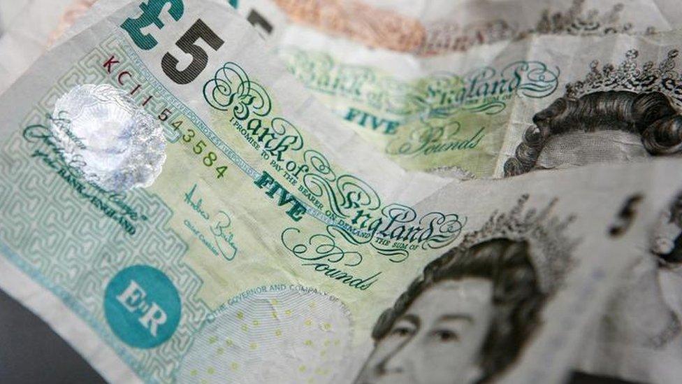 Bank current account fees are the norm, says Moneyfacts - BBC News