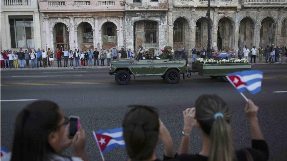 Fidel Castro's death: Ashes begin journey to Santiago - BBC News