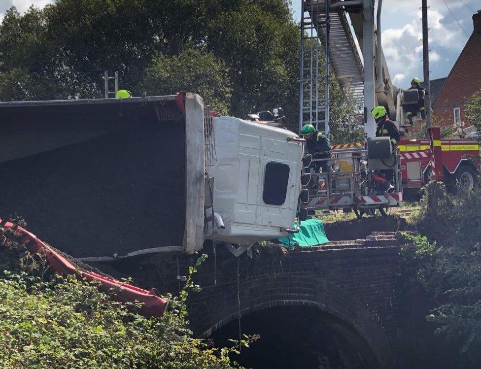 Lorry hits railway bridge and destroys wall - BBC News