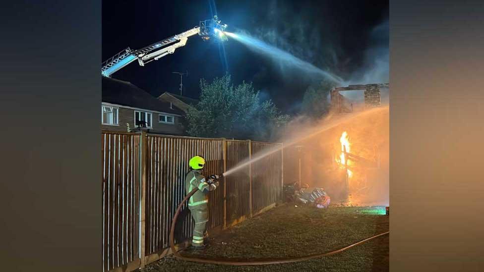Heybridge: Firefighters stop spread of house blaze - BBC News