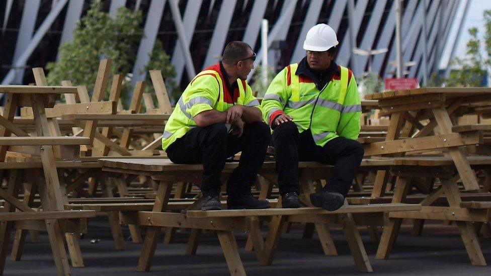 Earnings inequality among men soars - BBC News