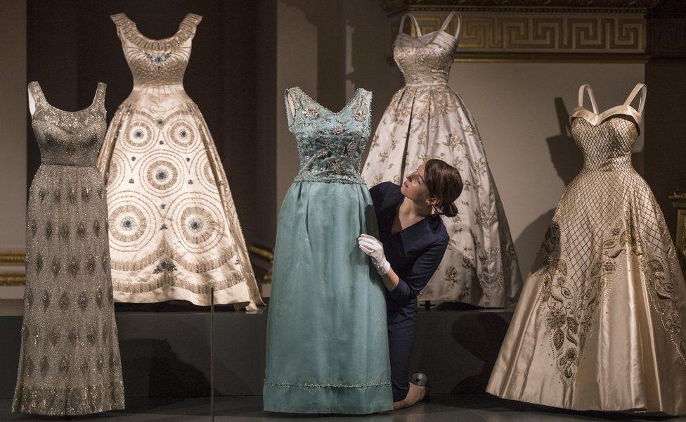 In Pictures: 90 years of The Queen's Wardrobe - BBC News