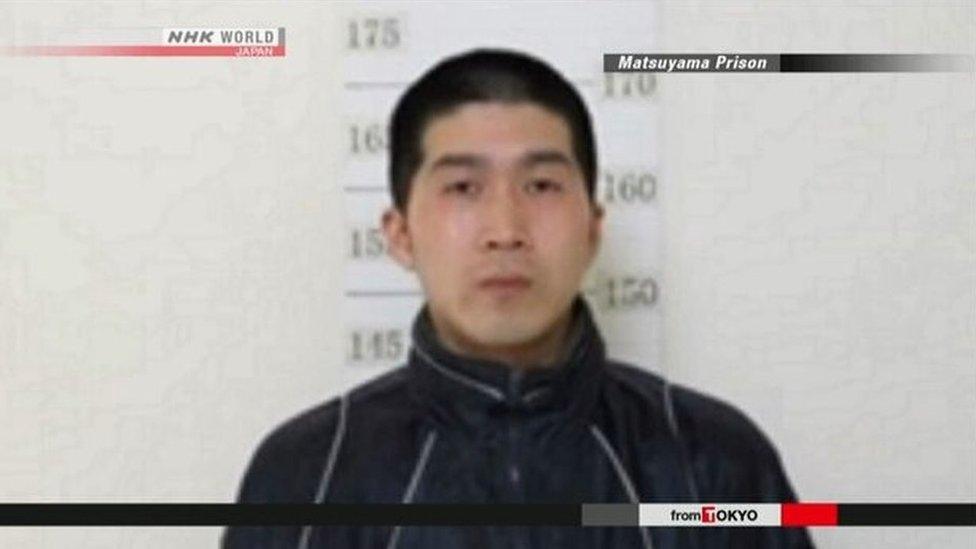Thousands of Japanese police hunt for escaped prisoner - BBC News