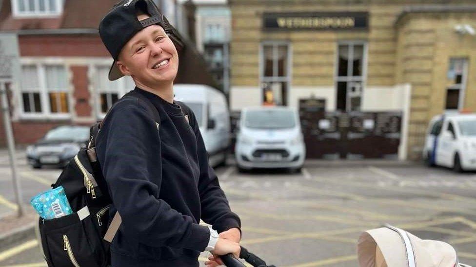 Candle-lit vigil held for Eastleigh attack victim Shannon Webb - BBC News