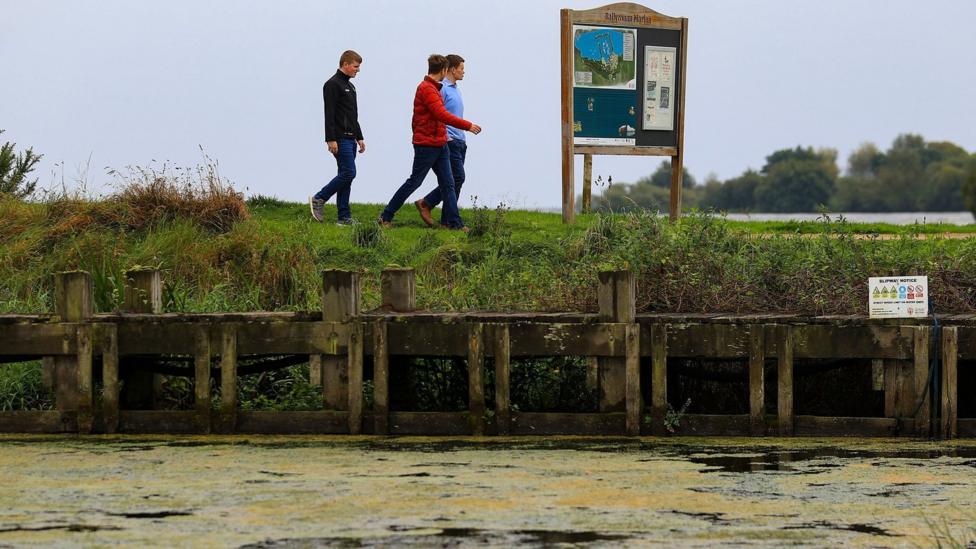 Lough Neagh: The year the UK's largest lake turned green - BBC News
