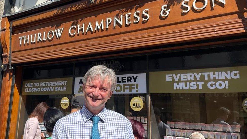 Long queue as historic Bury St Edmunds jewellers shuts down - BBC News