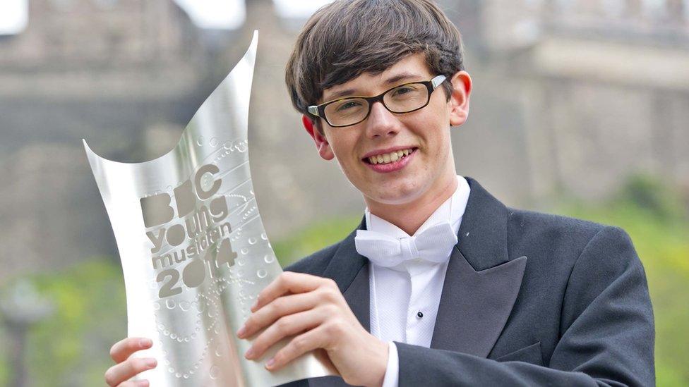 Sound of Music singalong at Last Night of the Proms - BBC News