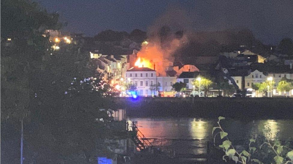 Firefighters tackle Bideford High Street building blaze - BBC News