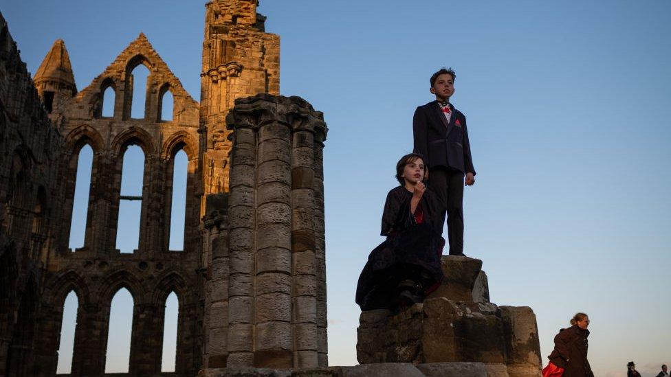 World record attempt for biggest gathering of vampires - BBC Newsround