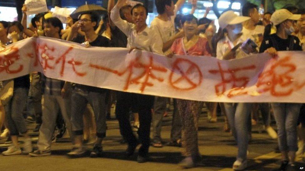 Armed police move in against Chinese anti-plant protesters - BBC News