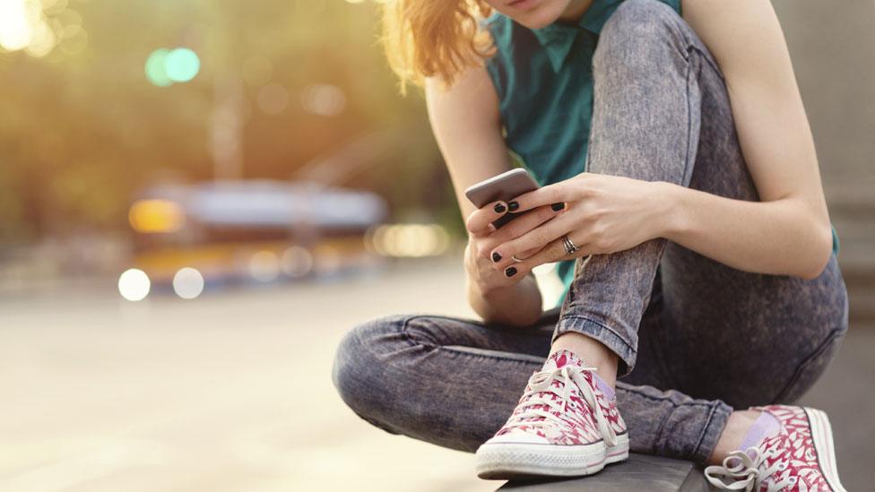 Six surprising facts about US teen media use - BBC News