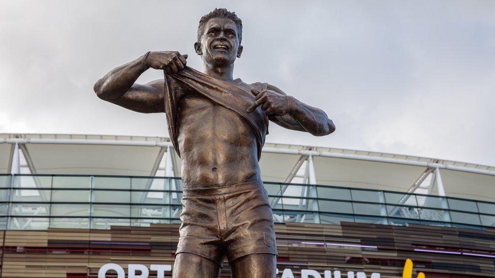 Nicky Winmar: Statue of footballer's stand against racism unveiled in ...
