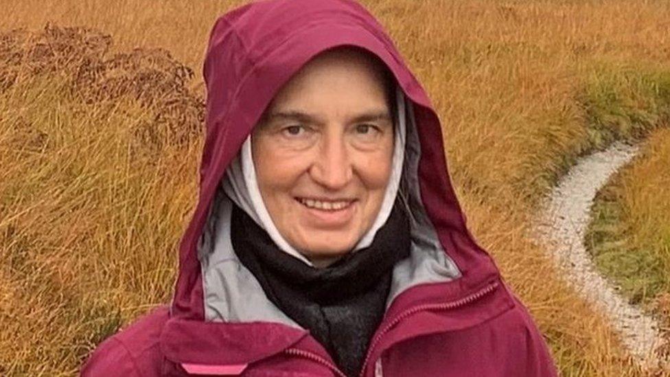 Teulu cerddwr fu farw yn Eryri yn diolch i'r rheiny fu'n chwilio - BBC ...