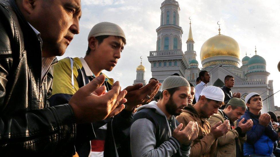 Russia's Muslims divided over Syria air strikes - BBC News