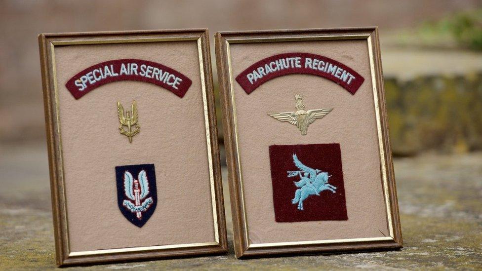Stolen badges returned to family of decorated SAS soldier - BBC News