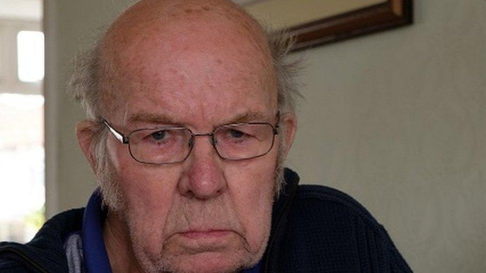 Streetly widower targeted by distraction thieves - BBC News