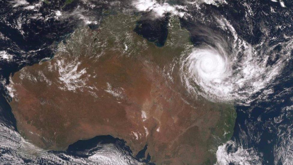 Cyclone Cook: Evacuations as storm lashes New Zealand - BBC News