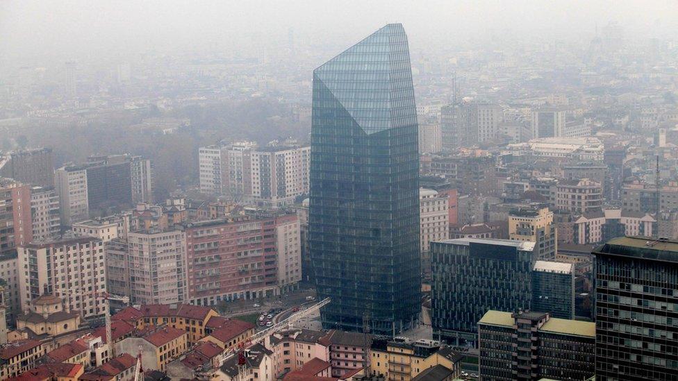 Italy smog: Milan and Rome ban cars as pollution rises - BBC News