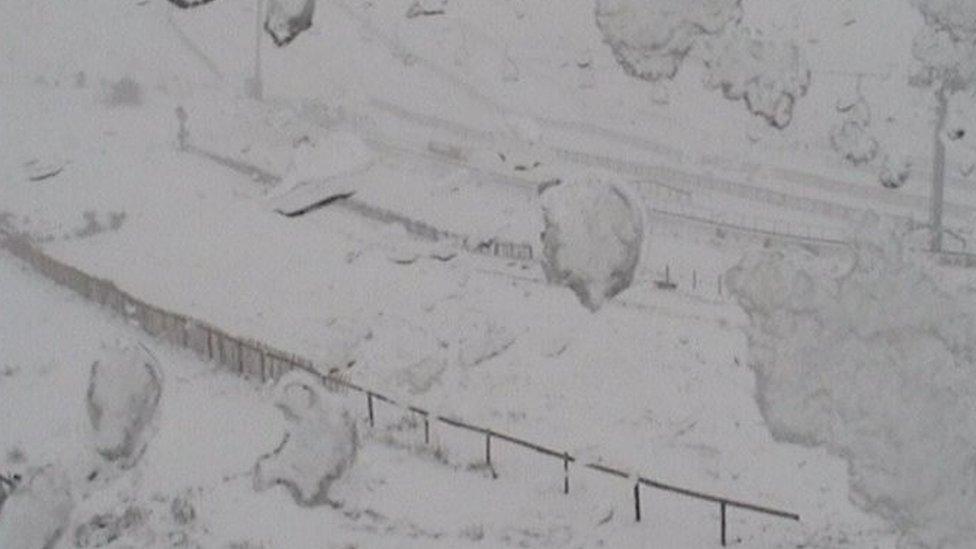 Snow gates closed as wintry weather hits Cairngorms - BBC News