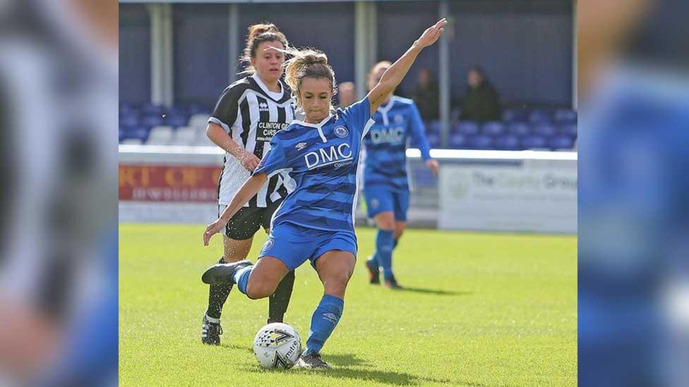 Georgia Box: Singer and footballer tells fans not to 'conform' - BBC News