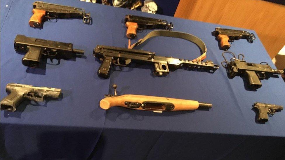 London's Metropolitan Police force considers armed foot patrols - BBC News