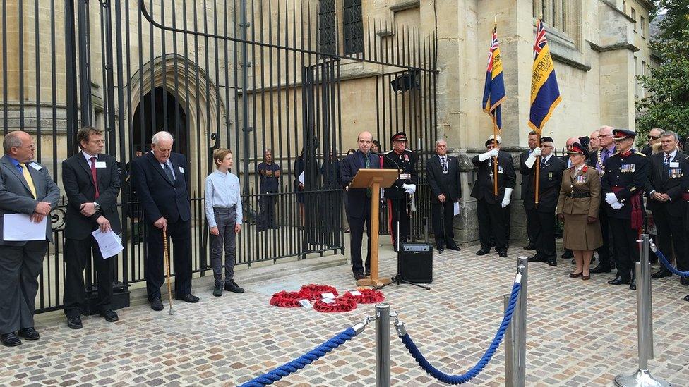 Memorial to WW1 hero 100 years after 'incredible bravery' - BBC News