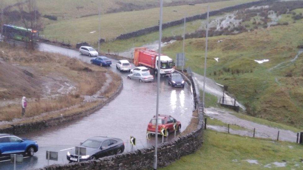 Yorkshire floods: Rain leads to road and rail closures - BBC News