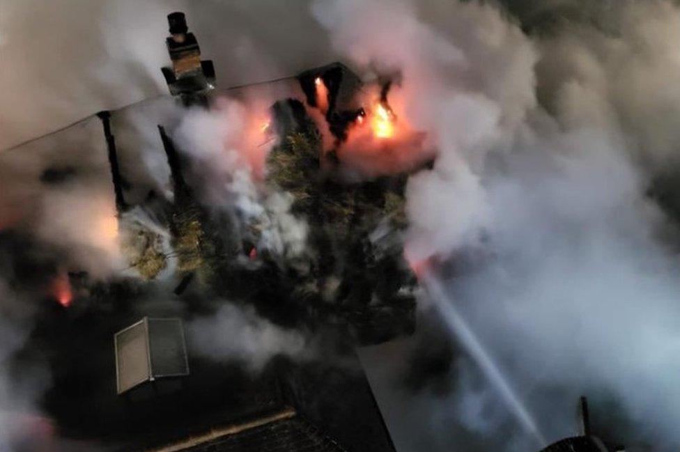 Clanfield: Fire rips through roof of thatched home - BBC News