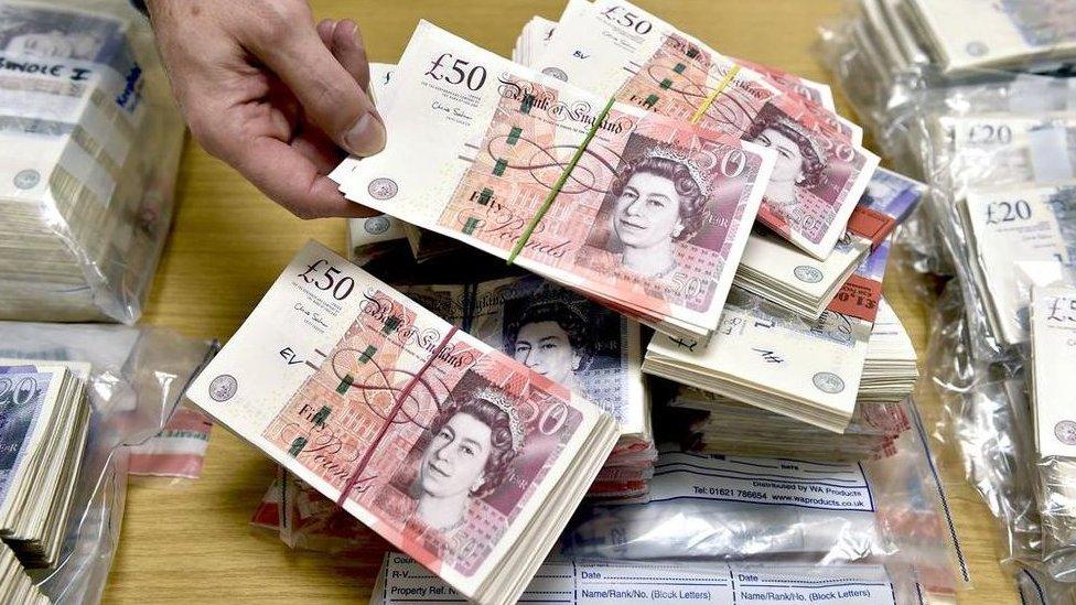 Thames Valley Police seize £560k cash in drugs raid - BBC News