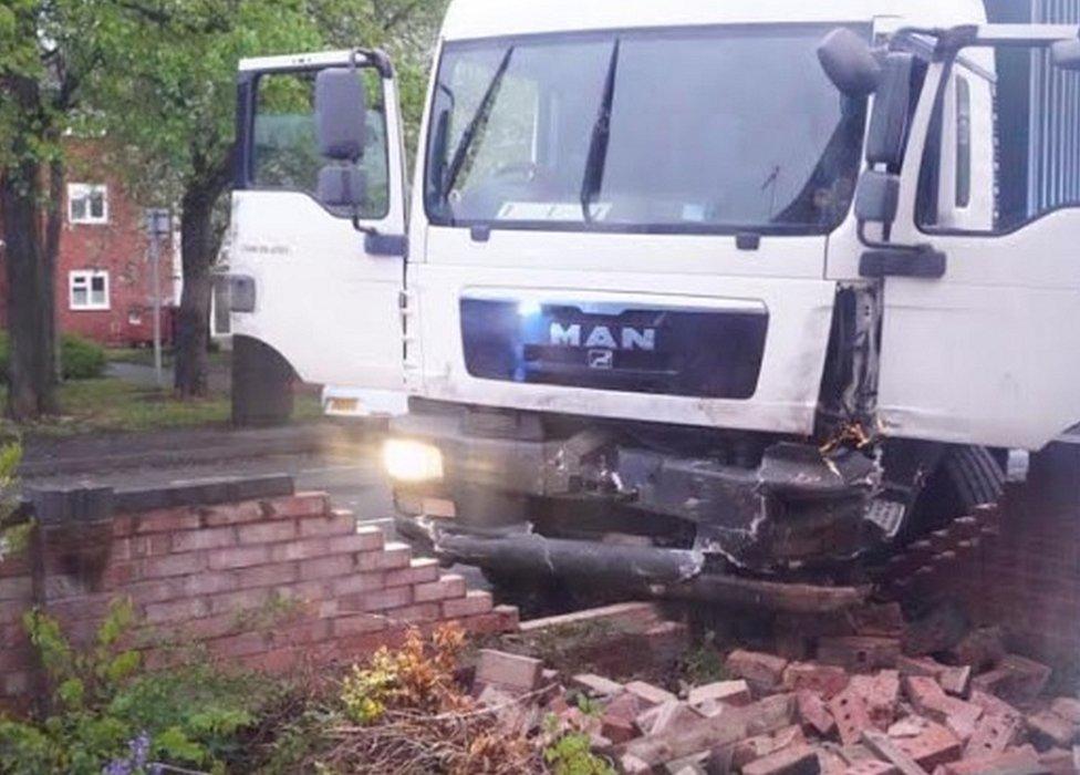 Lincoln: Three men sought after lorry hits homes and cars - BBC News