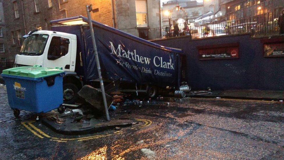 Lorry crashes into wall near Edinburgh pubs - BBC News