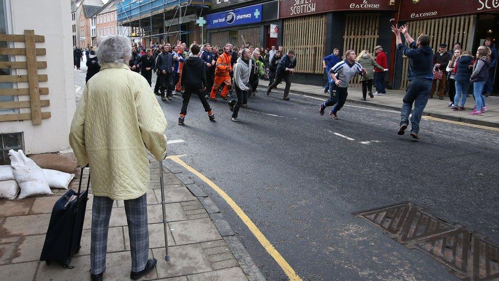 In pictures: Jedburgh's ba game - BBC News