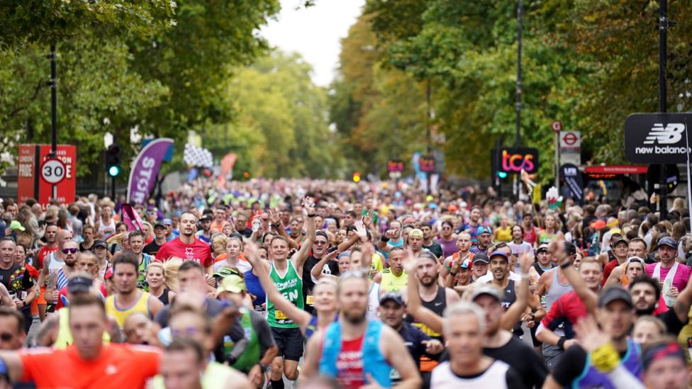 Royal Marine breaks marathon record with fridge on back - BBC News