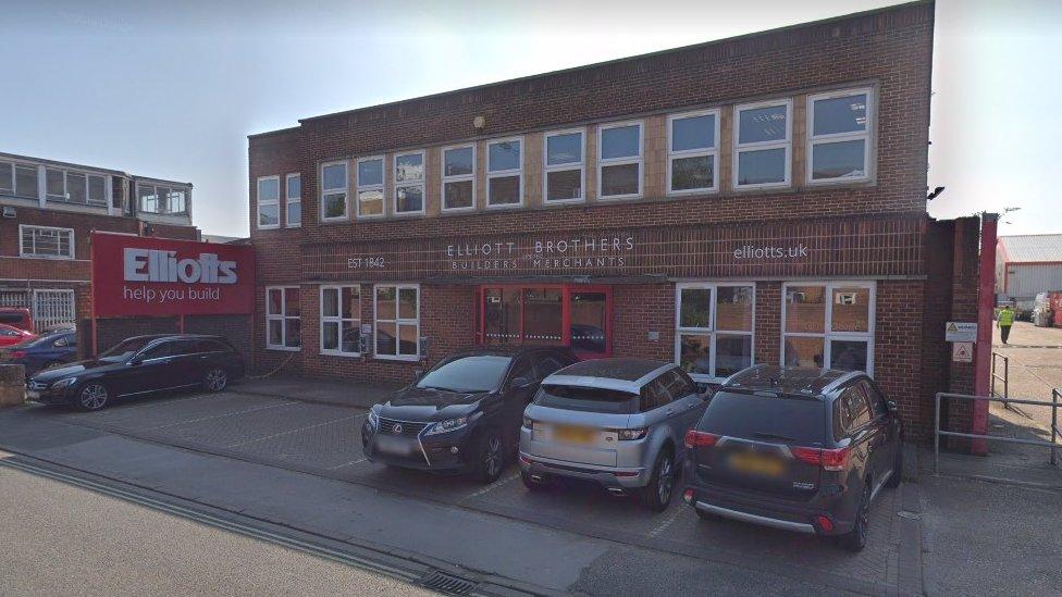 Southampton accountant jailed for £400,000 fraud - BBC News