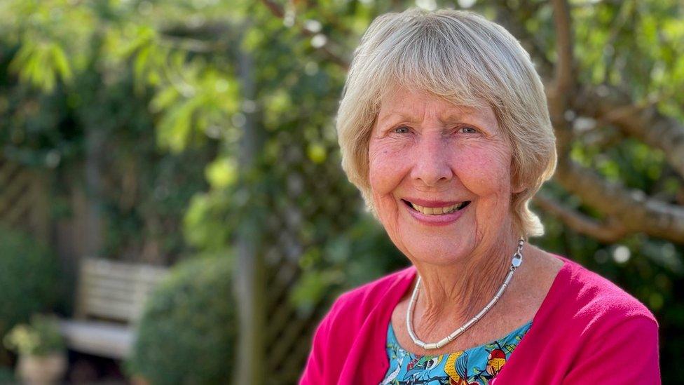 Raducanu: Christine Truman 'transported back' to her final - BBC News