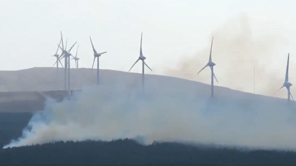 Firefighters tackle serious wildfire on Skye - BBC News