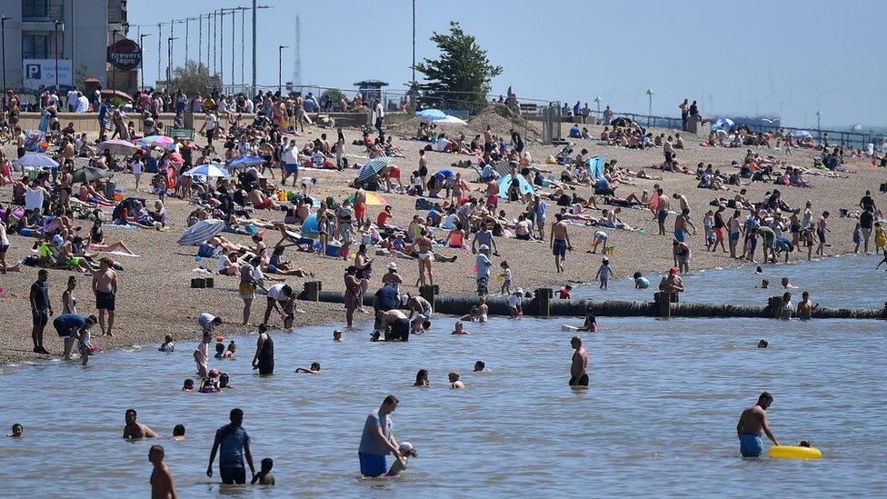 In pictures: UK heads outdoors for bank holiday sunshine - BBC News