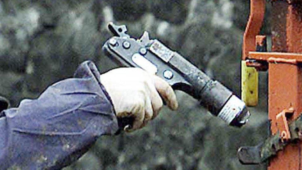 'Bolt gun threat' in Peak District brawl - BBC News