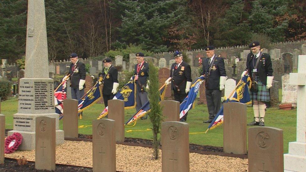 Ceremony remembers 32 deaths in WW1 Faslane sub sinking - BBC News