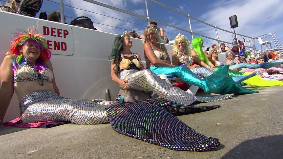 Hundreds of 'mermaids' gather in Plymouth for record attempt - BBC News