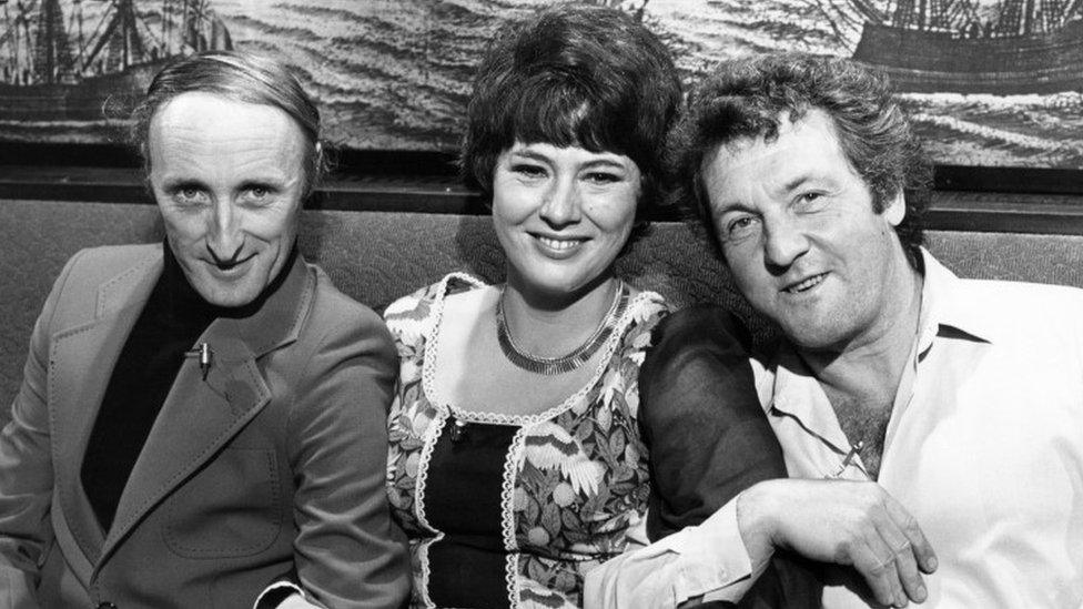 Mari Griffith: BBC broadcaster, musician and writer dies - BBC News