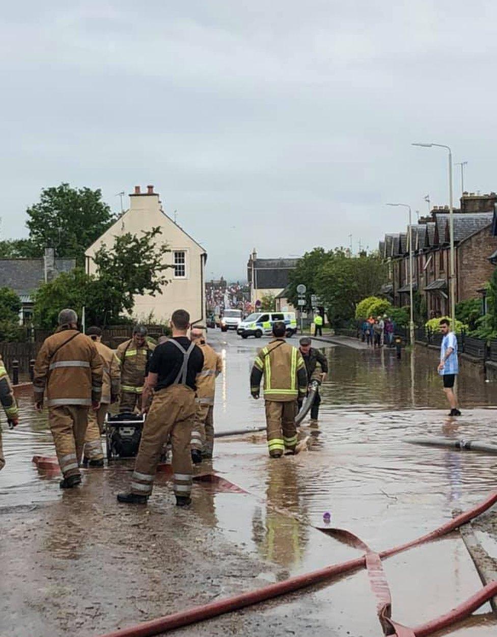 Flooding in Dingwall after month's rain falls in a few hours - BBC News