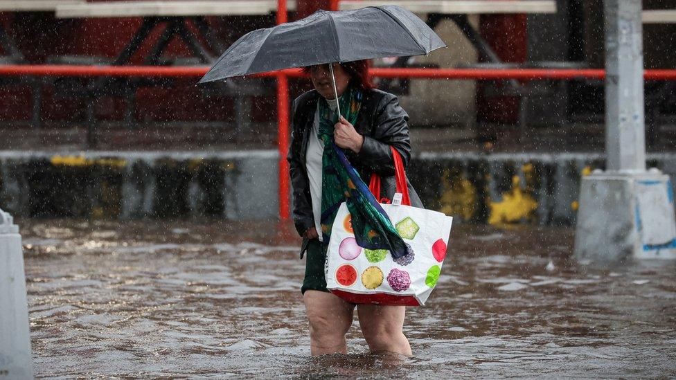 New York: Record rainfall causes 'dangerous' flooding - BBC Newsround