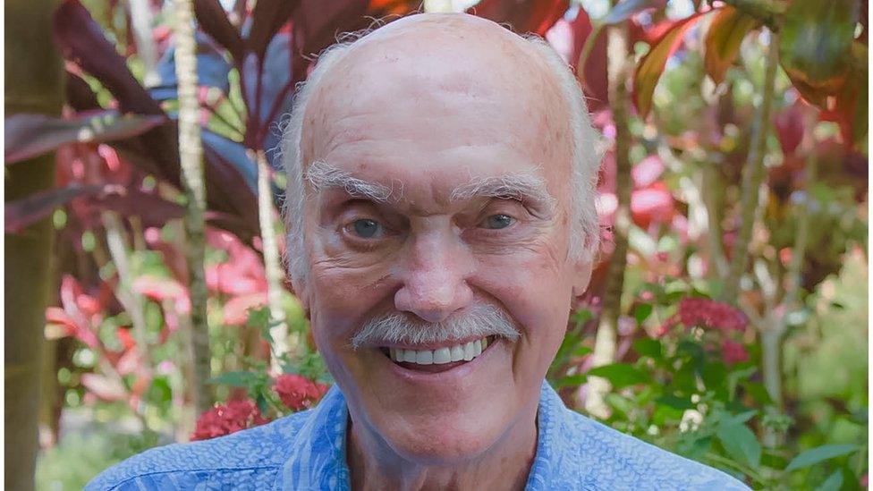 US psychedelic pioneer and guru Ram Dass dies aged 88 - BBC News