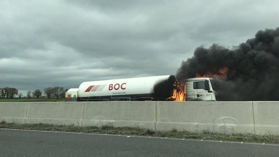 Lorry tanker fire on M4 causes long delays - BBC News