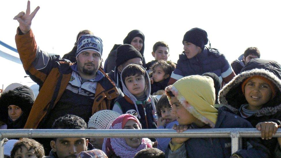 Schengen zone: EU gives Greece deadline on borders - BBC News