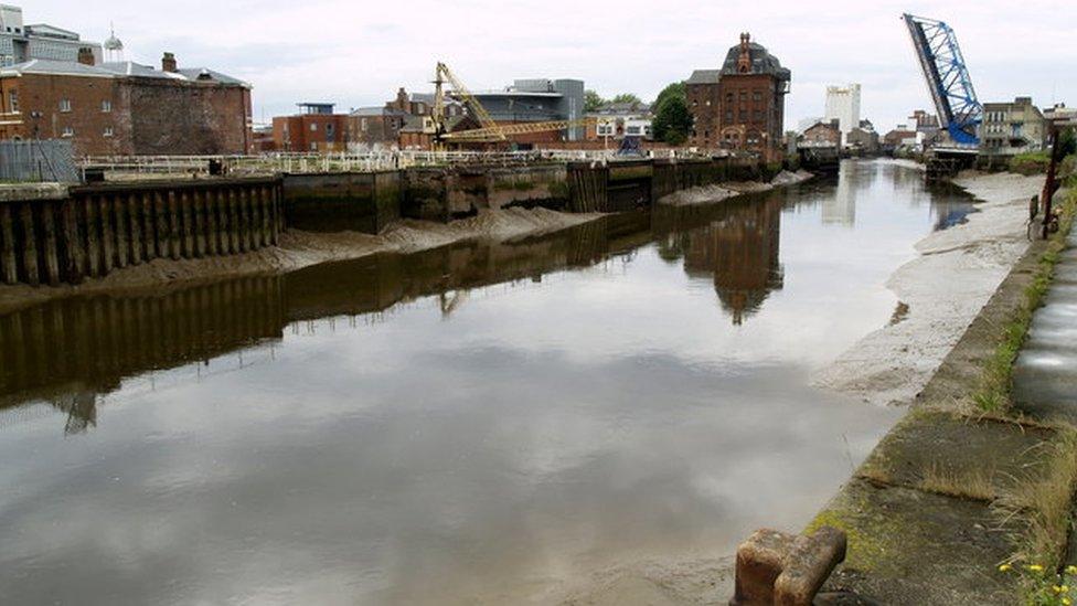 Woman stuck waist-deep in River Hull mudbank rescued - BBC News