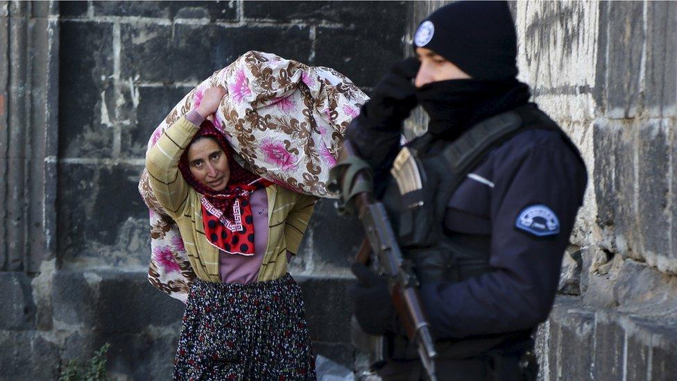Turkey-PKK conflict: Scores dead in clashes in southeast - BBC News