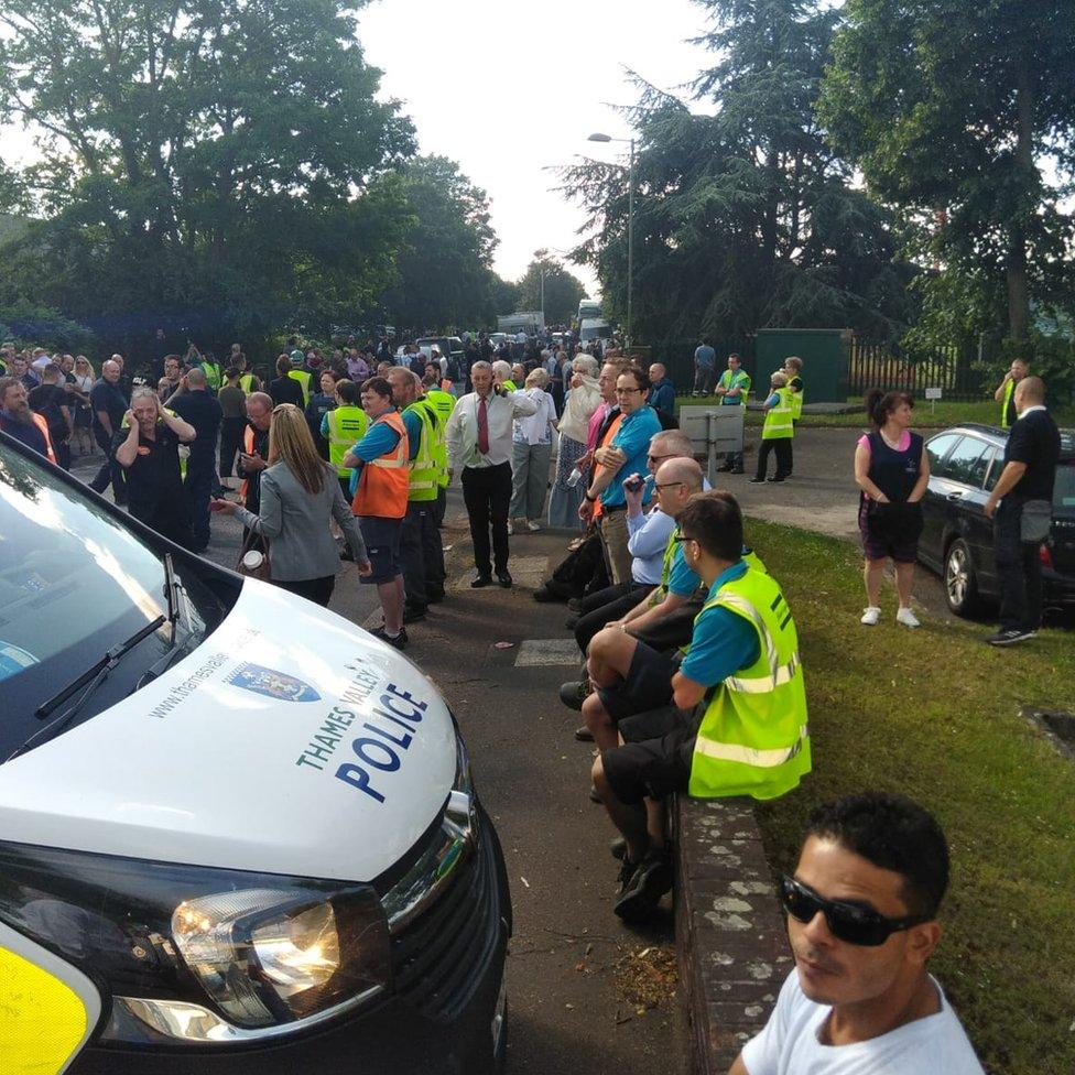 Abingdon industrial estate fire: Buildings evacuated in blaze - BBC News
